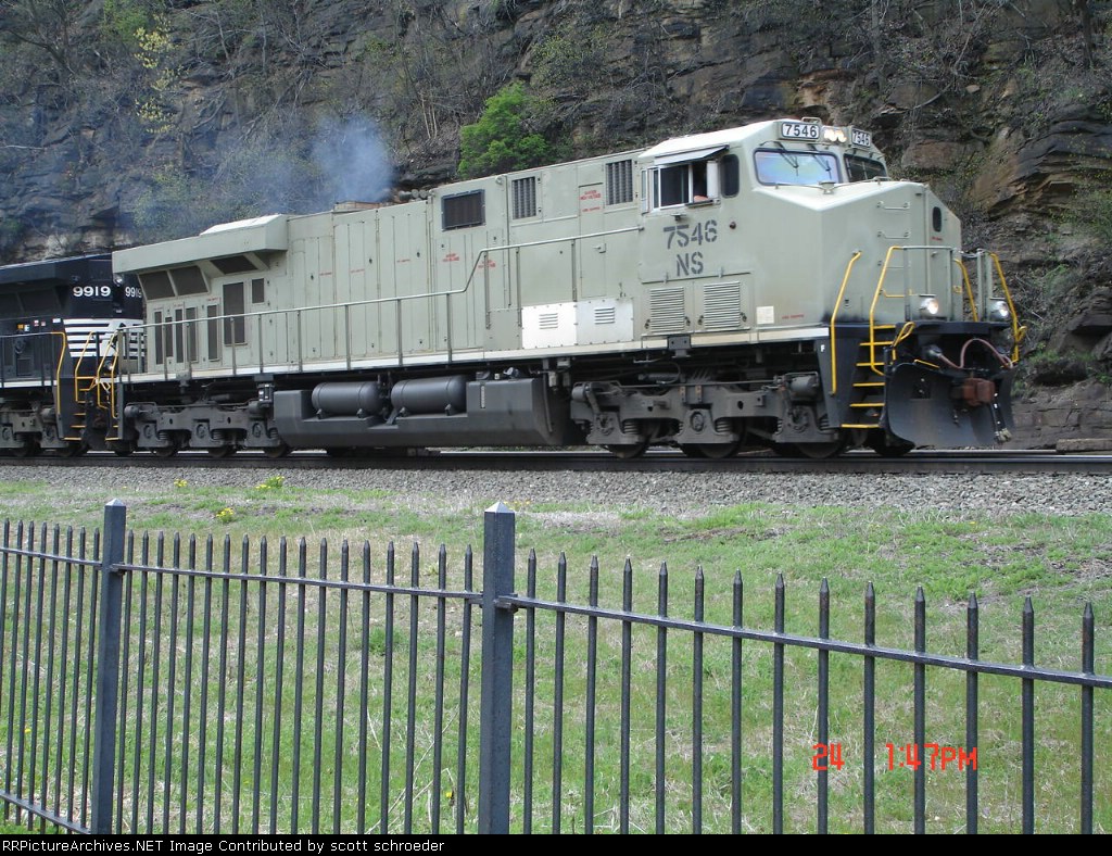 NS 7546 (or 7 upside-down 2 46) leads an EB manifest around the curve
